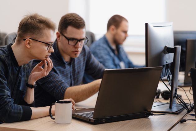 Czym zajmuje się informatyk? Zakres obowiązków i możliwości pracy w IT ...